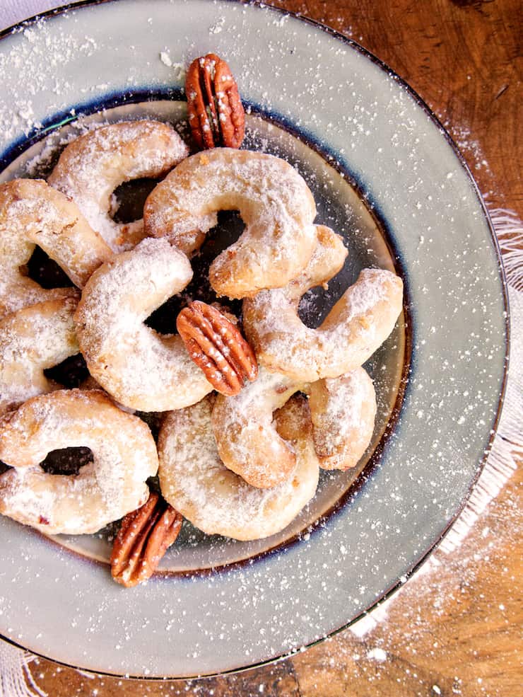 Cuernitos de Nuez (Butter Pecan Cookies) - Muy Bueno