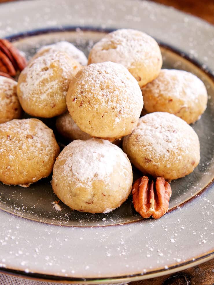 Cuernitos de Nuez (Butter Pecan Cookies) - Muy Bueno