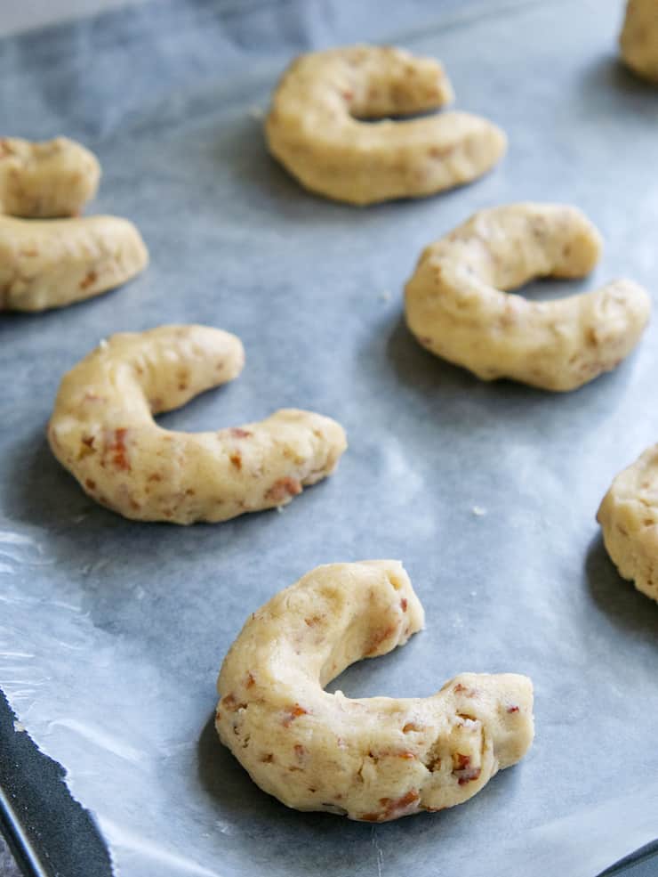 Cuernitos de Nuez (Butter Pecan Cookies) - Muy Bueno