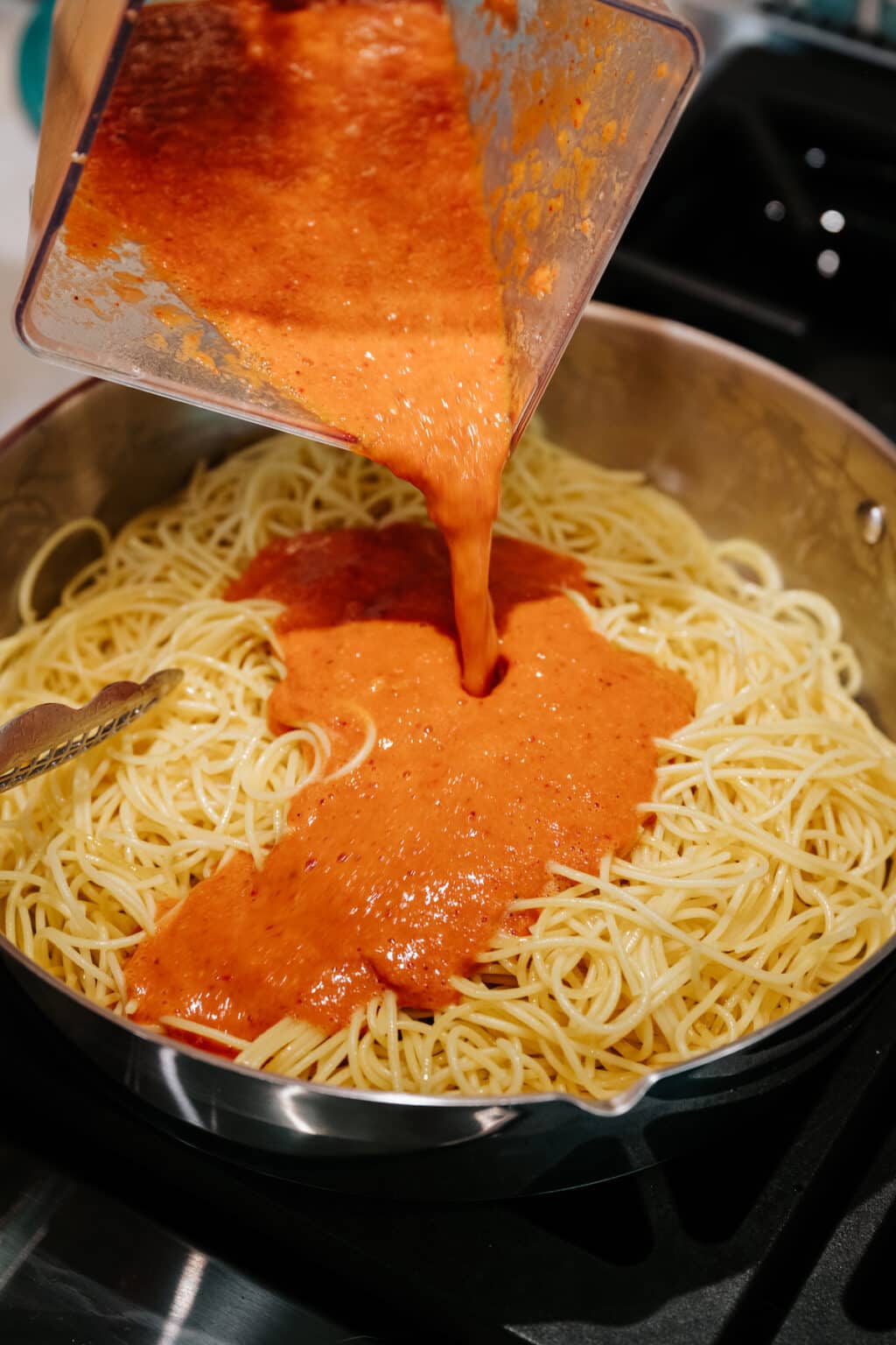 Quick, 10-Ingredient Mexican Spaghetti con Crema de Chipotle - Muy Bueno