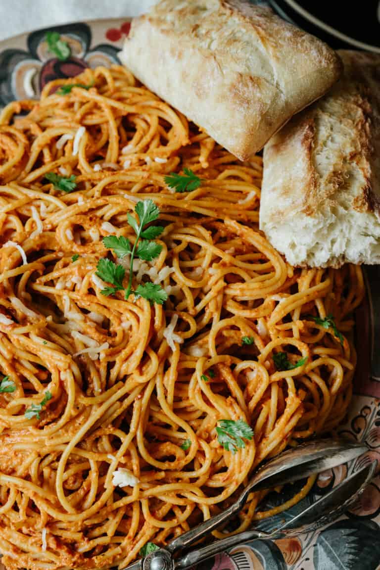 Quick, 10-Ingredient Mexican Spaghetti con Crema de Chipotle - Muy Bueno