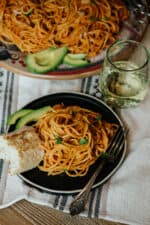 Quick, 10-Ingredient Mexican Spaghetti con Crema de Chipotle - Muy Bueno
