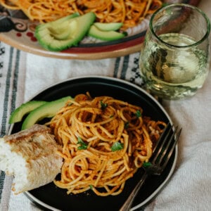 Quick, 10-Ingredient Mexican Spaghetti con Crema de Chipotle - Muy Bueno