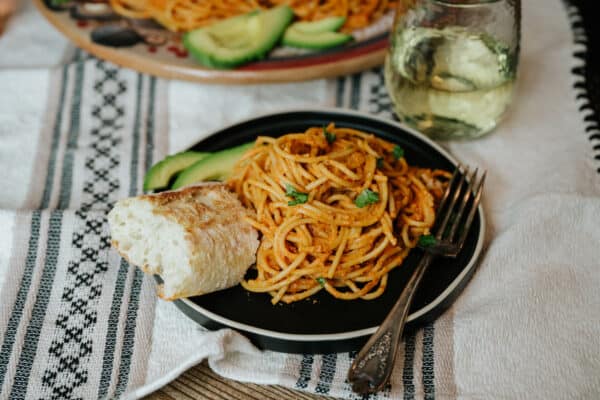 Quick, 10-Ingredient Mexican Spaghetti con Crema de Chipotle - Muy Bueno
